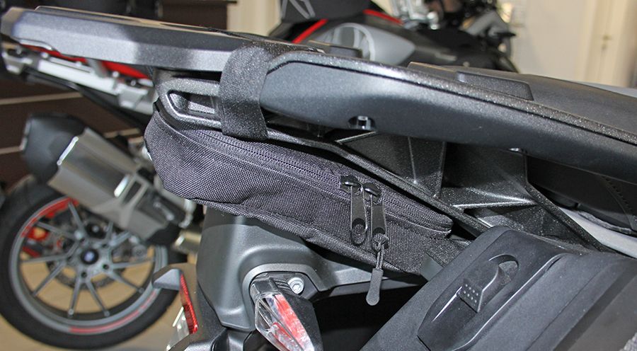 Auxiliary bag below the luggage rack for BMW R1300GS | Motorcycle ...